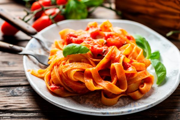 Fetuccini de Pasta fresca con salsa de tomates y albahaca - Alimentari